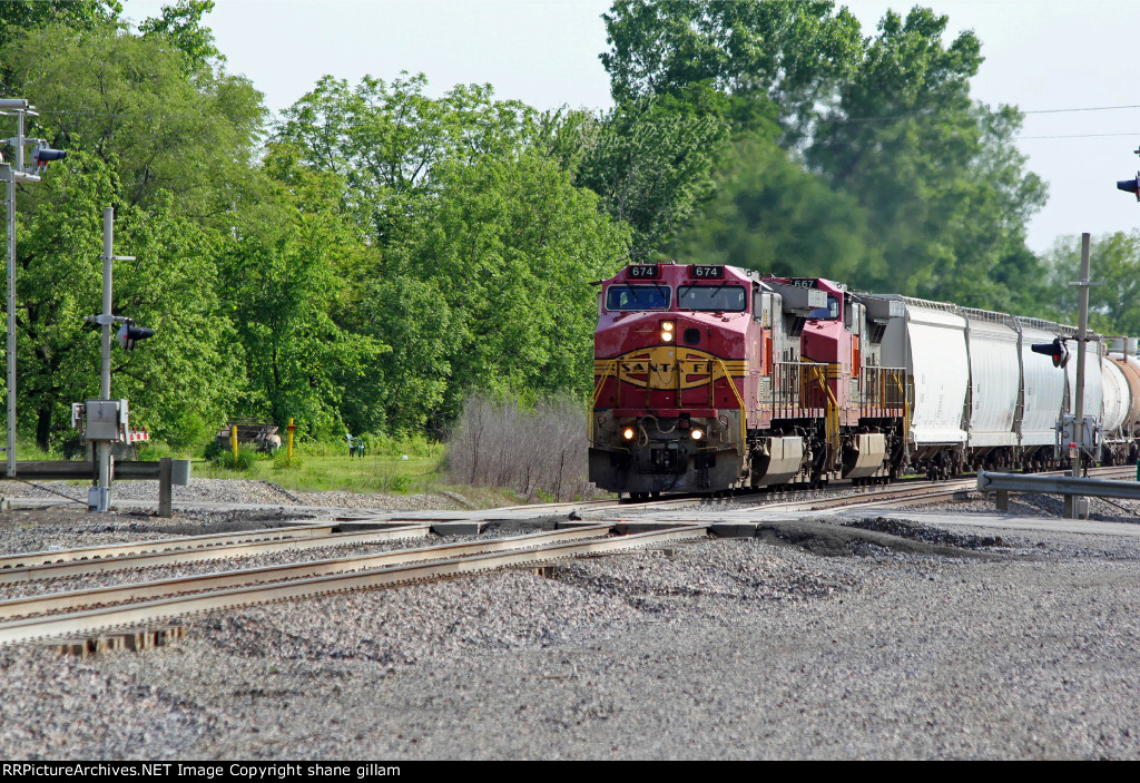 BNSF 674 and Bnsf 667 Lead a EB freight 2 real santa fe Dash9's!!
